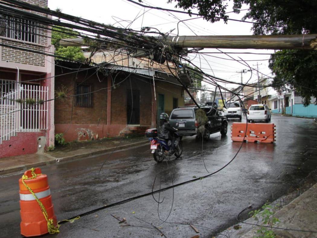 Caída de poste eléctrico amenaza seguridad de vecinos del barrio Casamata