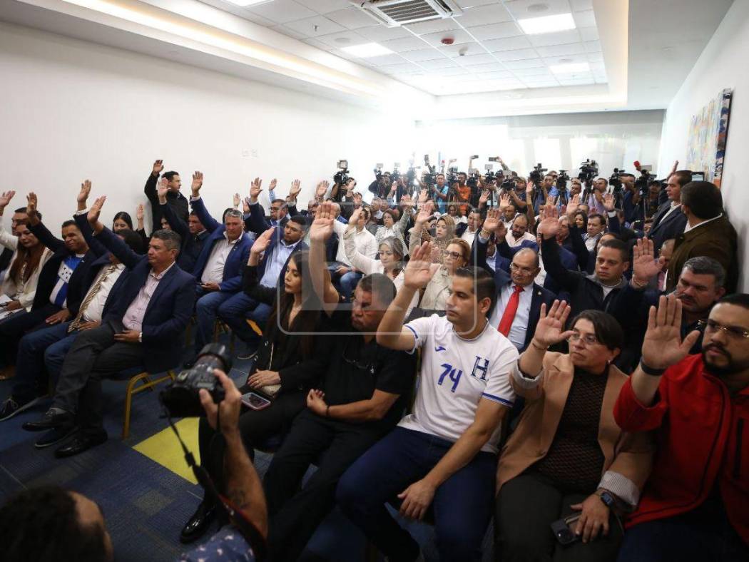 Inicia sesión extraordinaria convocada por la oposición en un hotel