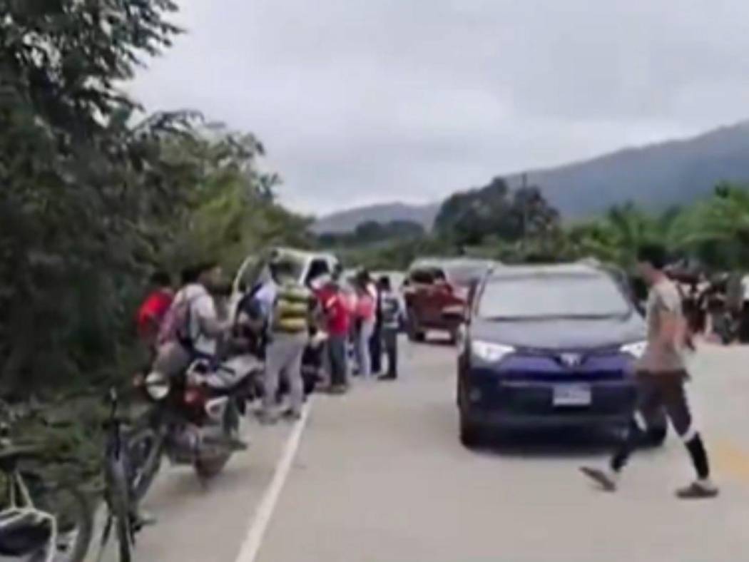 Colisión entre camión y moto provoca muerte de familia en Copán