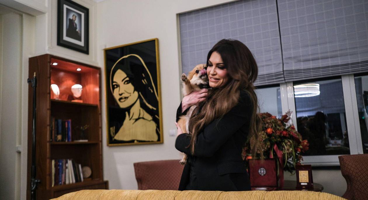 Kimberly Guilfoyle sacude Atenas entre glamur, poder y agenda de Trump