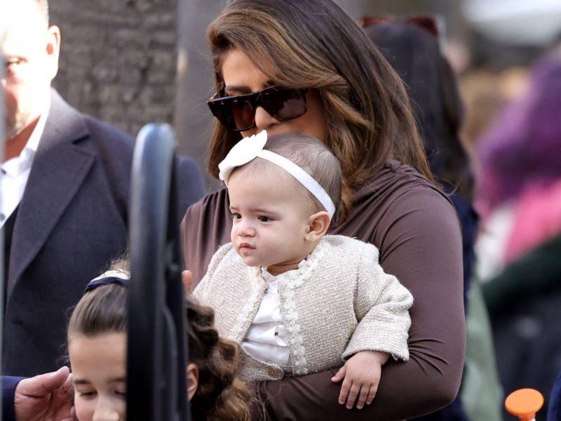 Nick Jonas y Priyanka Chopra muestran a su hija por primera vez